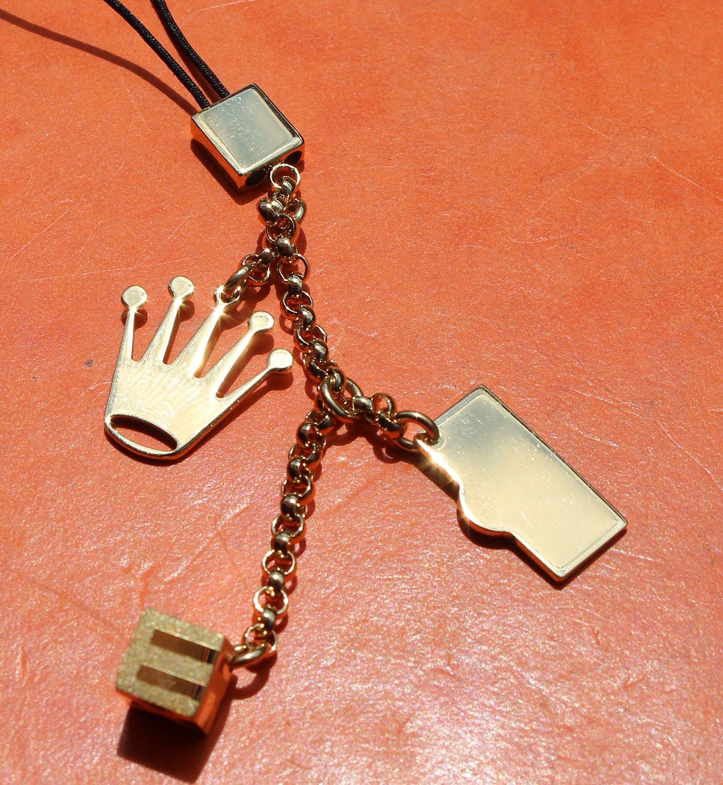 ROLEX RARE PENDENTIF COURONNE, CUBE / ACCESSOIRES COULEUR OR??? ?